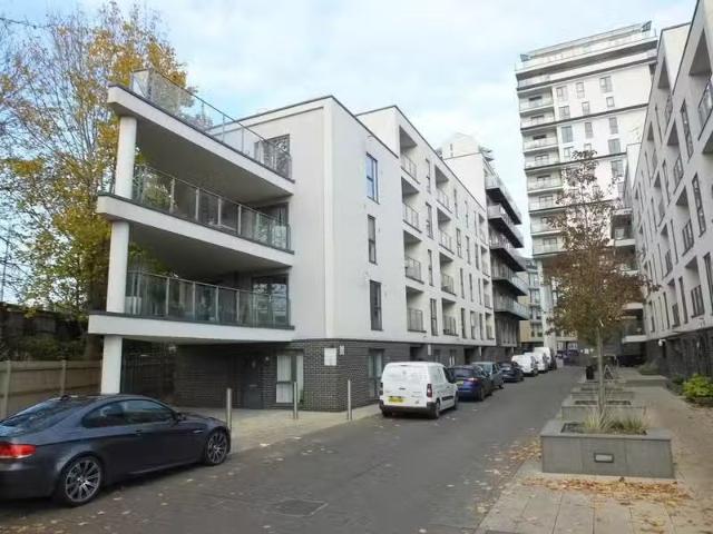 2 bedroom flat for rent in Woking, GU22
