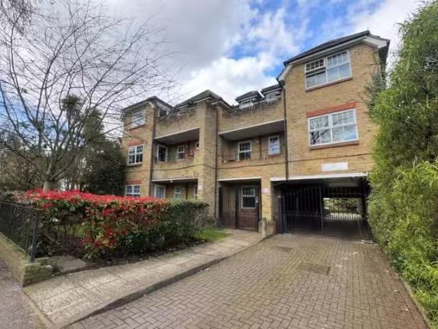 2 bedroom flat for rent in Woking, Surrey, GU21