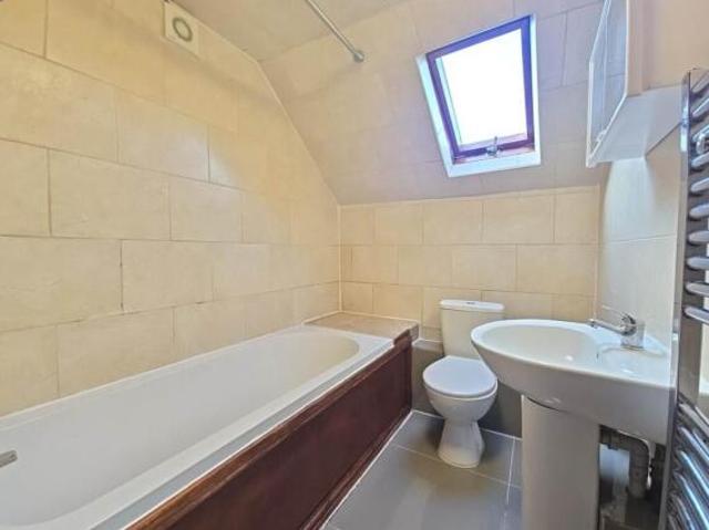 2 bedroom flat for rent in Wokingham Road, Reading, RG6