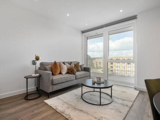 2 bedroom flat for rent in Wolff House, Ridgeway Views, London, NW7