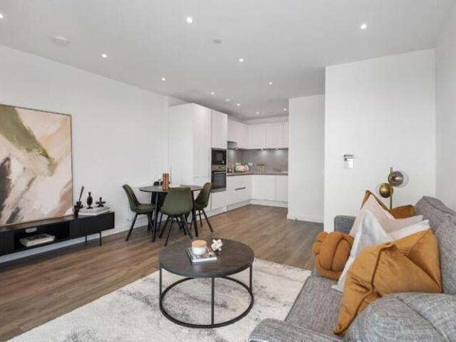 2 bedroom flat for rent in Wolff House, Ridgeway Views, London, NW7