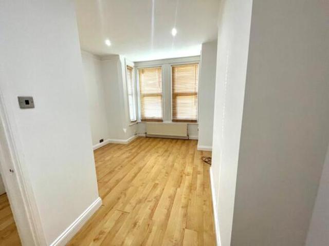 2 bedroom flat for rent in Worthing, BN11