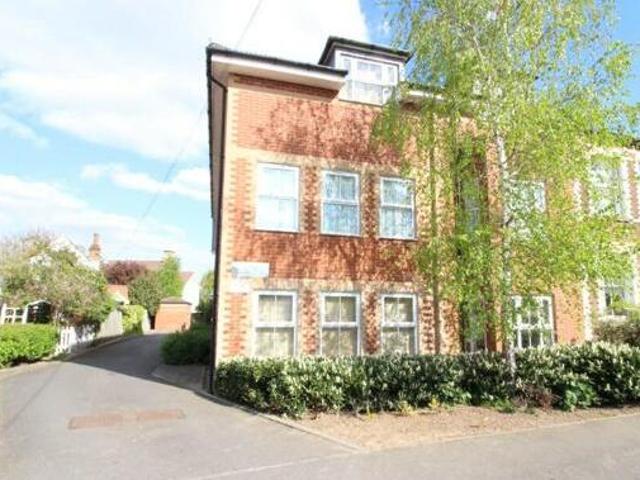2 Bedroom Flat For Rent In Worcester Park, Surrey