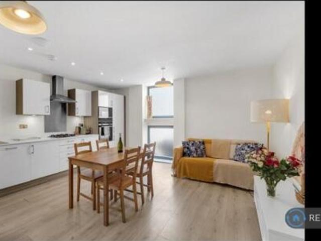 2 bedroom flat for rent in Worple Road, London, SW19