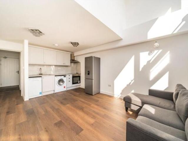 2 bedroom flat for rent in Worsley Bridge Road, Lower Sydenham, SE26