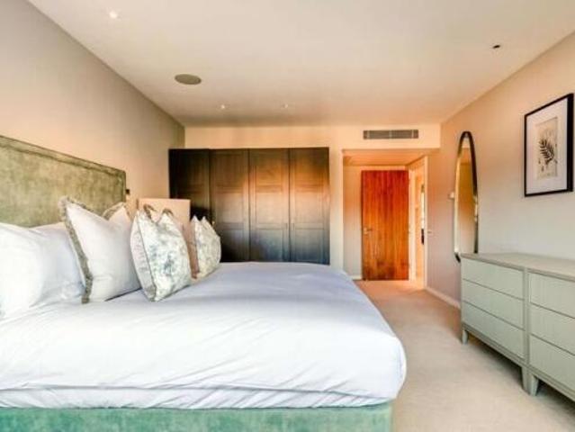 2 bedroom flat for rent in Young Street London W8