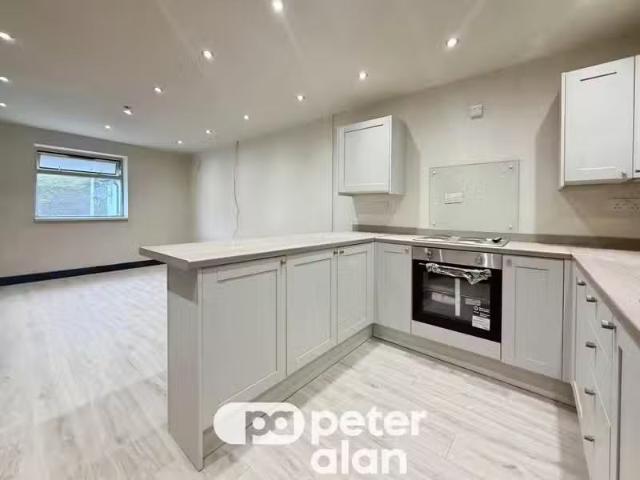 2 bedroom flat for rent in Ynyshir Road, CF39