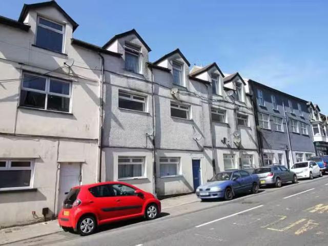2 bedroom flat for rent in Ystrad Road, Pentre, CF41 7PE, CF41