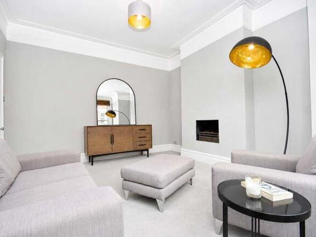 2 bedroom flat for rent in Yukon Road, London, SW12