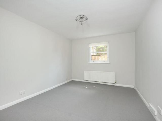 2 bedroom flat for rent in Acacia Road, W3