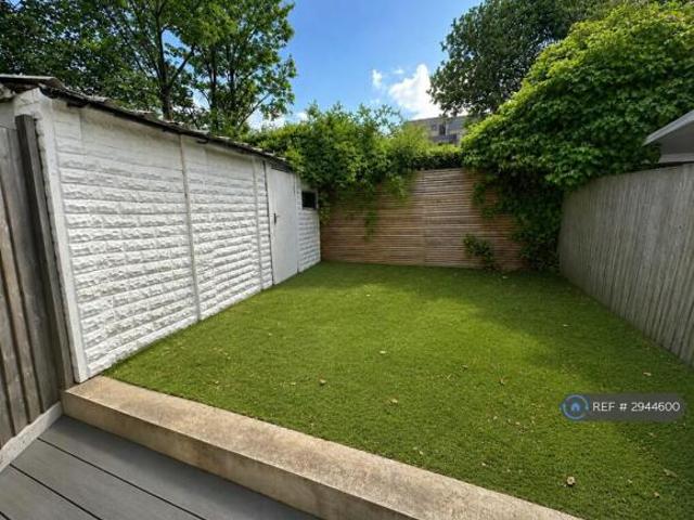 2 bedroom flat for rent in Acre Road, London, SW19