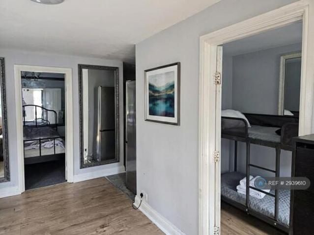 2 bedroom flat for rent in Acton Lane Chiswick, London, W4
