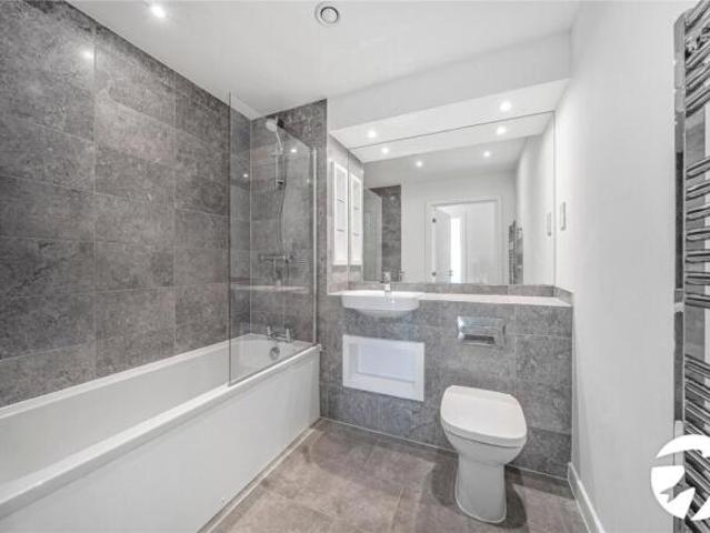 2 bedroom flat for rent in Abbey Wood Road, Kings Hill, West Malling, ME19