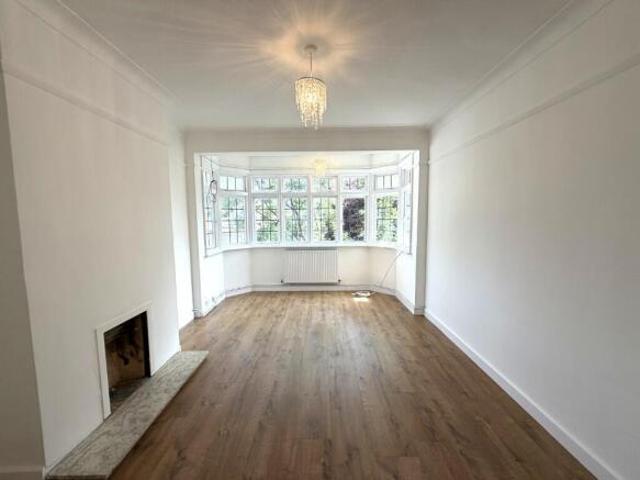 2 bedroom flat for rent in Addington Grove, London, SE26