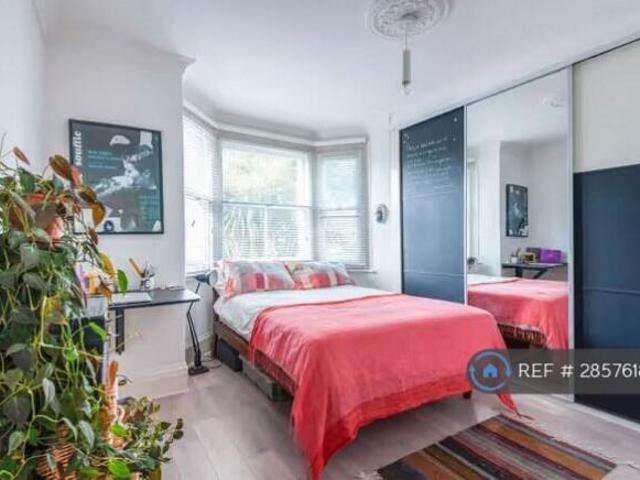 2 bedroom flat for rent in Adelaide Avenue, London, SE4