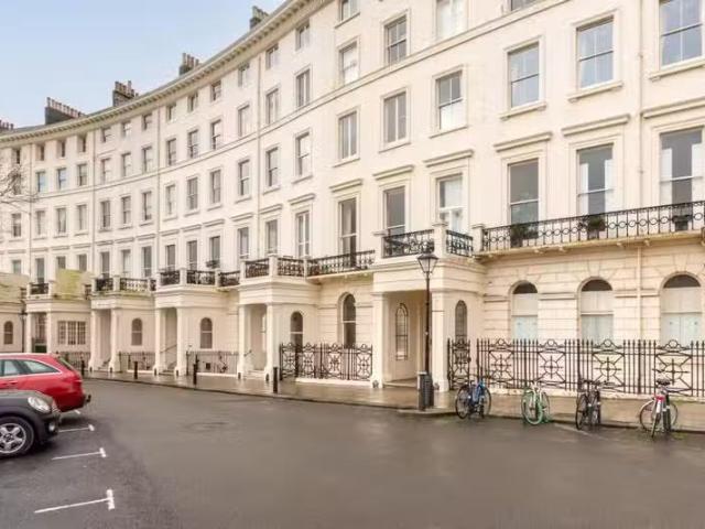 2 bedroom flat for rent in Adelaide Crescent, Hove, BN3
