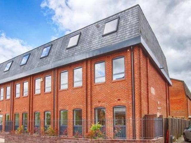 2 bedroom flat for rent in Adelaide Street AL3