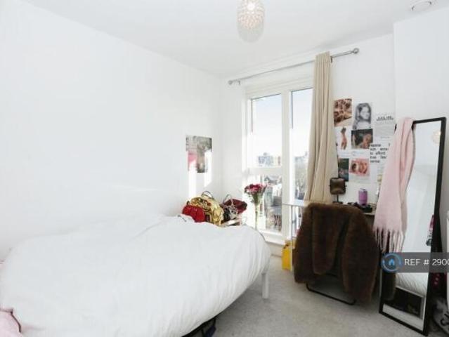 2 bedroom flat for rent in Adenmore Road, London, SE6