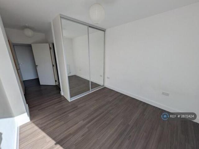 2 bedroom flat for rent in Adenmore Road, London, SE6