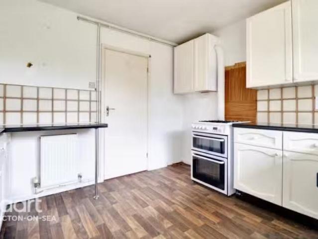 2 bedroom flat for rent in Albany Chase, Holland Road, Clacton.