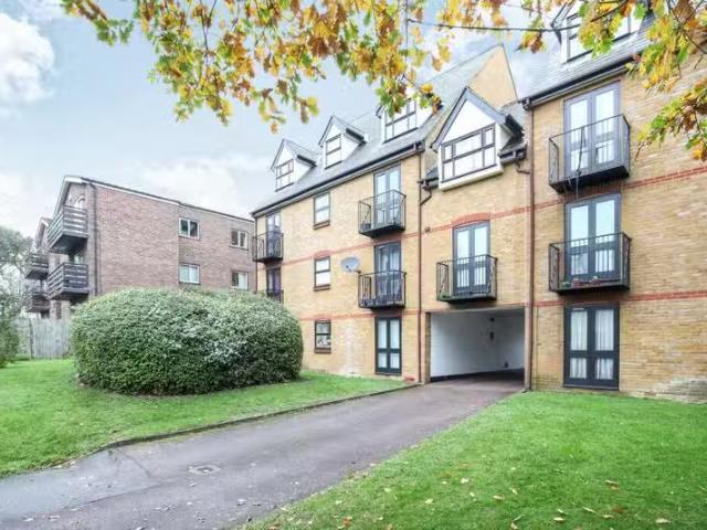 2 bedroom flat for rent in Albemarle Park, Albemarle Road, BR3