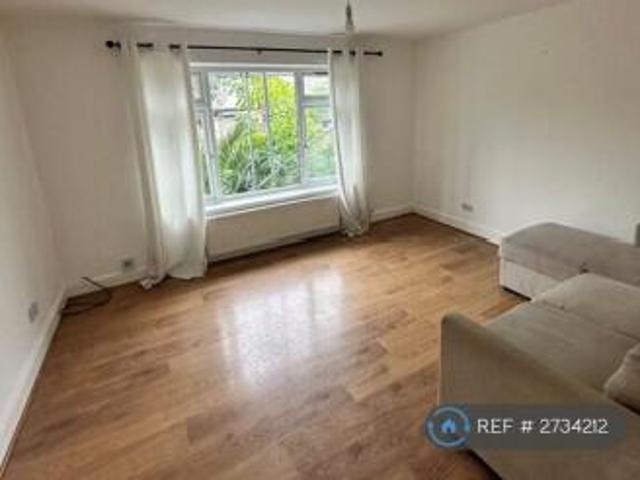 2 bedroom flat for rent in Albert Road, London, E18