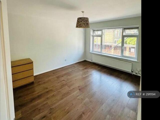 2 bedroom flat for rent in Albert Road, London, E18