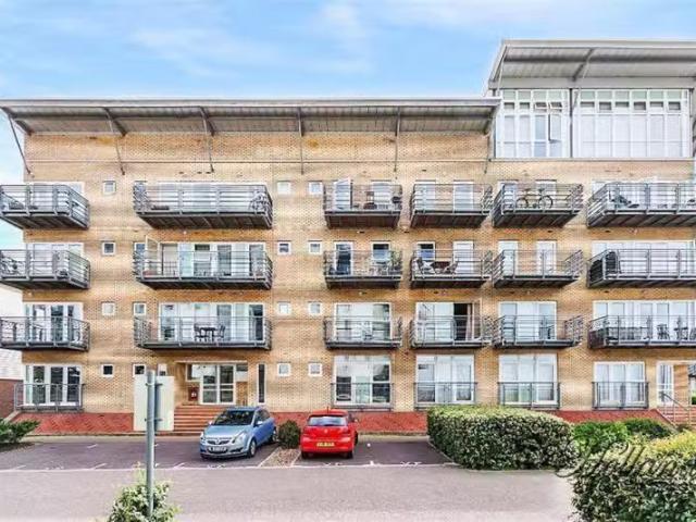 2 bedroom flat for rent in Alderman House, Carmichael Avenue.
