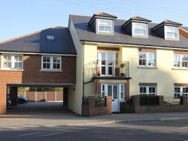 2 bedroom flat for rent in Aldermans Hill Hockley SS5