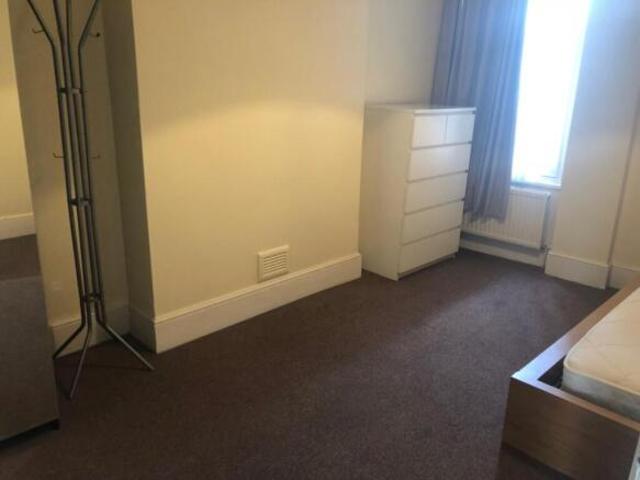 2 bedroom flat for rent in Aldermans Hill, Palmers Green, N13