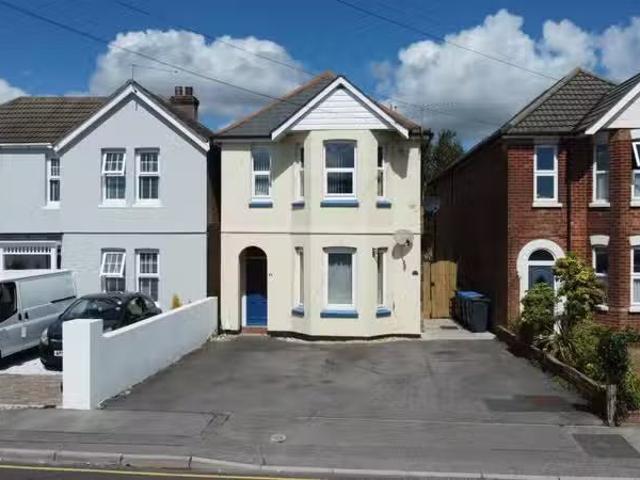 2 bedroom flat for rent in Alexandra Road, Poole, BH14