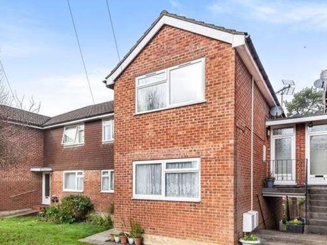 2 bedroom flat for rent in Alfred Road Farnham GU9