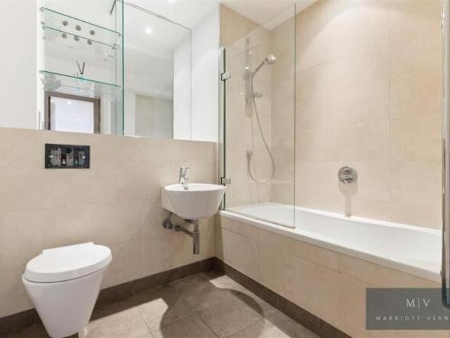 2 bedroom flat for rent in Altyre Road, Croydon, CR0