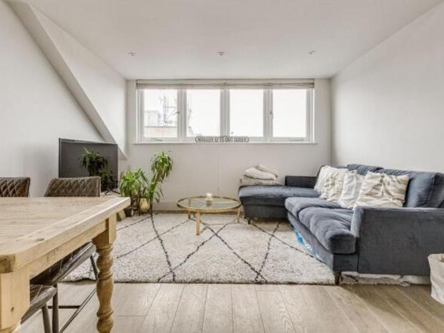 2 bedroom flat for rent in Altenburg Gardens, Clapham Junction, SW11