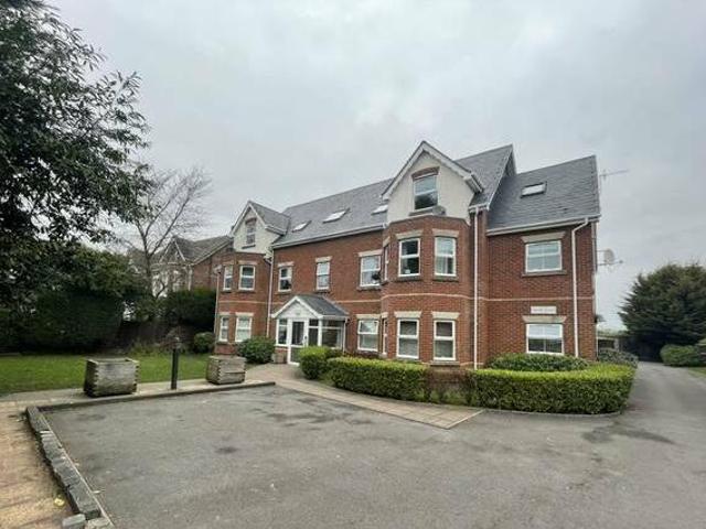 2 bedroom flat for rent in Alton Road Bournemouth BH10