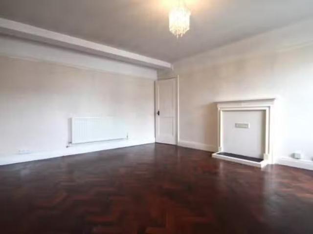 2 bedroom flat for rent in Ambrose Place, Worthing, East Susin.