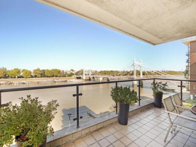 2 bedroom flat for rent in Anhalt Road, SW11