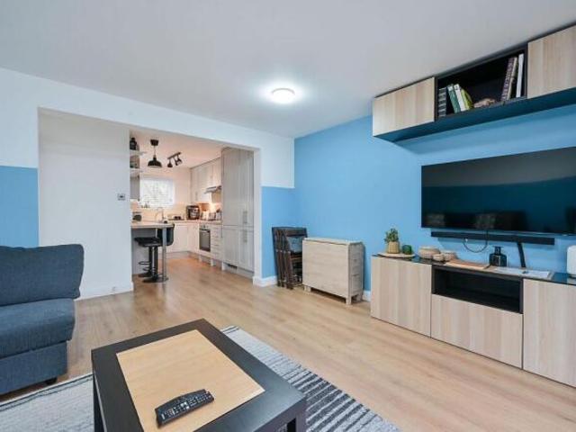 2 bedroom flat for rent in Anstice Close, Chiswick, London, W4