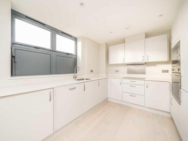 2 bedroom flat for rent in Antoinette Close, Kingston, KT1