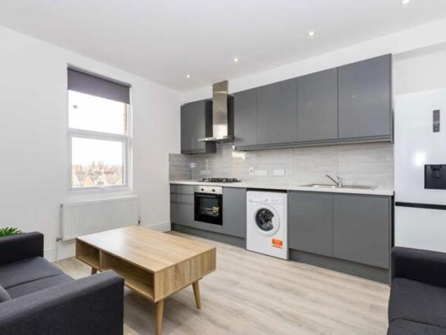 2 bedroom flat for rent in Askew Road, Shepherds Bush, W12