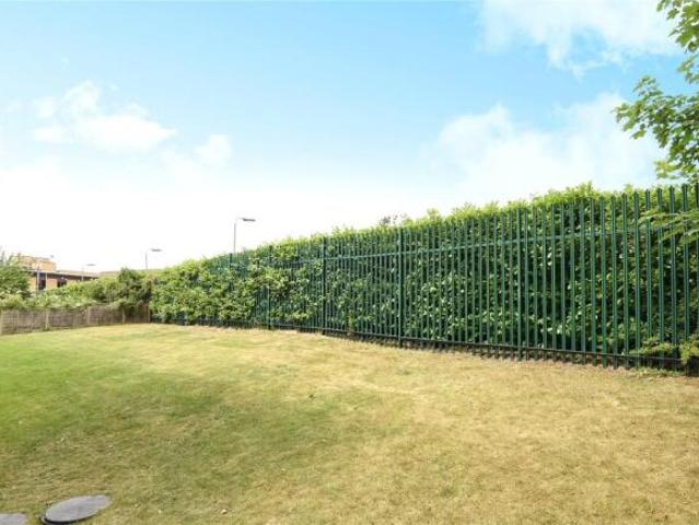 2 bedroom flat for rent in Aphelion Way, Shinfield, Berkshire, RG2