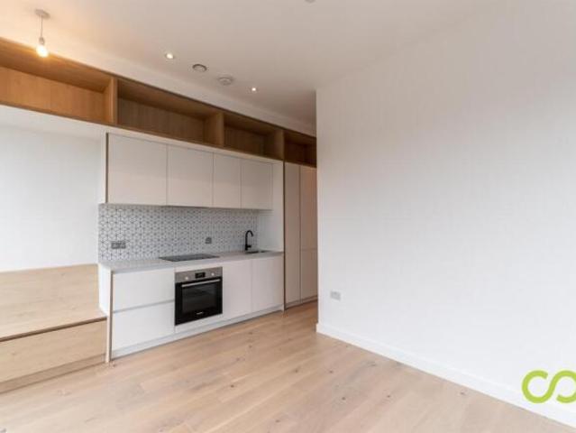 2 bedroom flat for rent in Apt Parkview, Great West Road, Brentford, TW8