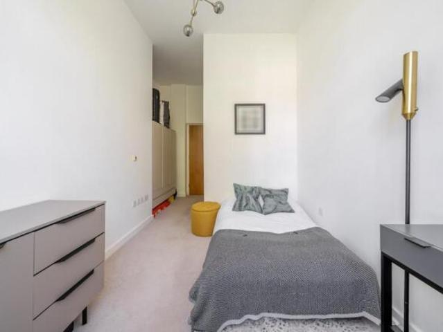 2 bedroom flat for rent in Arcadian Place, Southfields, London, SW18