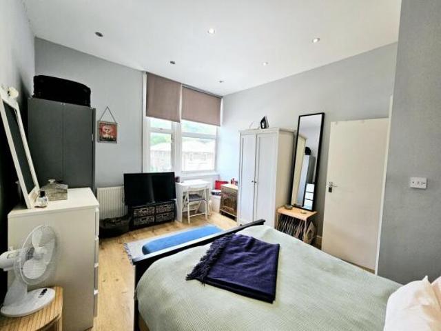 2 bedroom flat for rent in Archway Road, Highgate, N6
