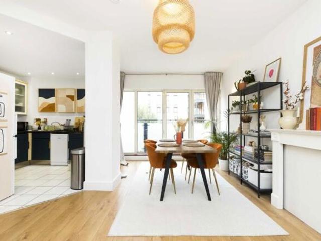 2 bedroom flat for rent in Artichoke Hill, London, E1W