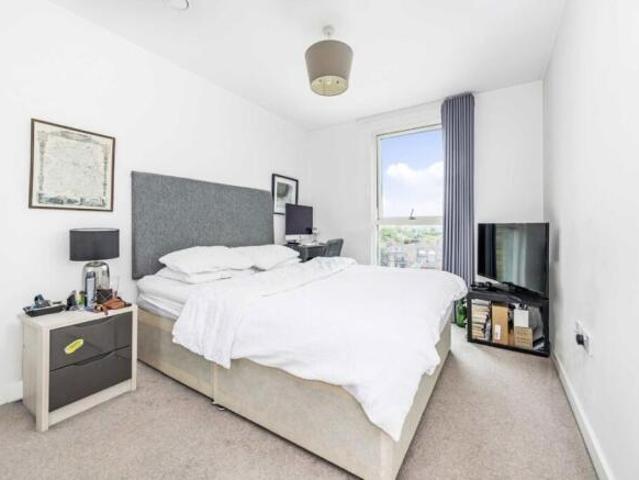 2 bedroom flat for rent in Atkins Square, Hackney, E8