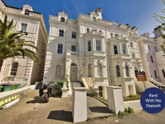 2 bedroom flat for rent in Augusta Gardens, Folkestone, Kent.