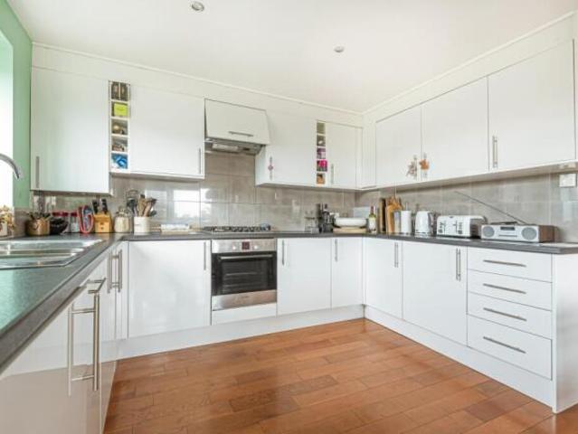 2 bedroom flat for rent in Austin Road, Battersea, London, SW11