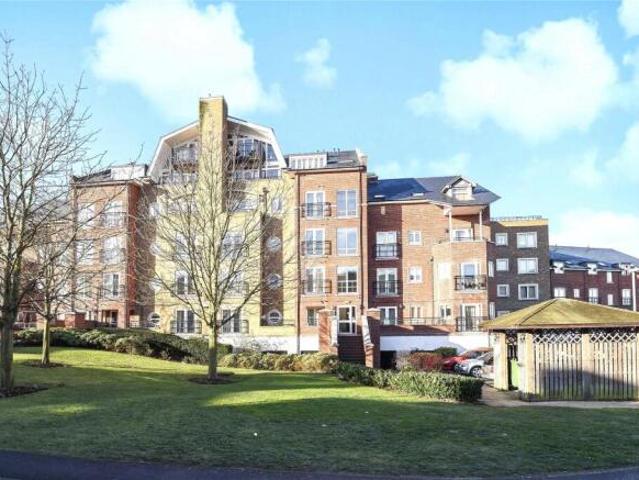 2 bedroom flat for rent in Aveley House, Iliffe Close, Reading, Berkshire, RG1