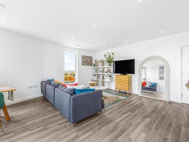 2 bedroom flat for rent in Avenue Road, London, W3